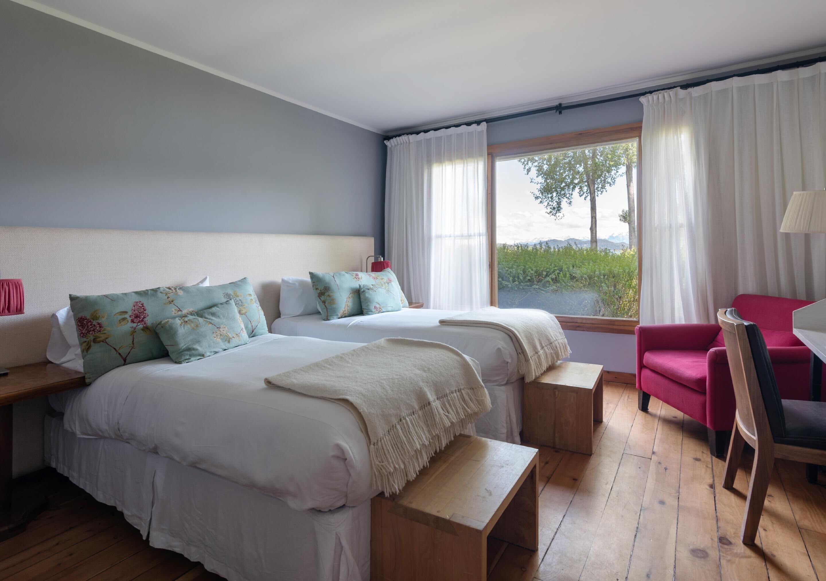 Lençóis de algodão egípcio, minibar, cofre no quarto, secretária 