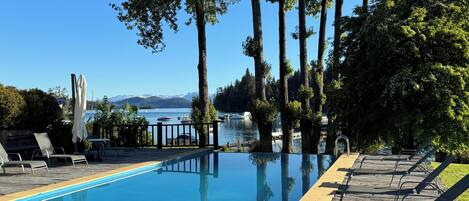 Piscina exterior, espreguiçadeiras