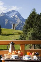 Café da manhã feito na hora todos os dias mediante uma taxa