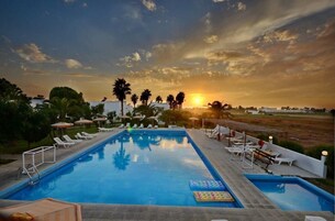 Piscina externa, guarda-sóis, espreguiçadeiras