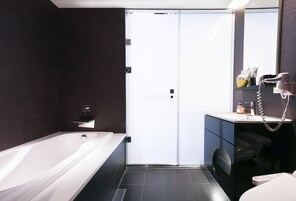 Quarto triplo luxo, banheira, vista para a cidade | Banheiro | Chuveiro, secador de cabelo, chinelos, toalhas de banho