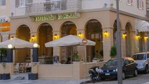 Um edifício chamado "Esperance", com café e área de estar ao ar livre.