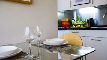 Apartamento, 2 camas individuais | Refeições no quarto