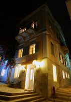 Fachada da propriedade à noite