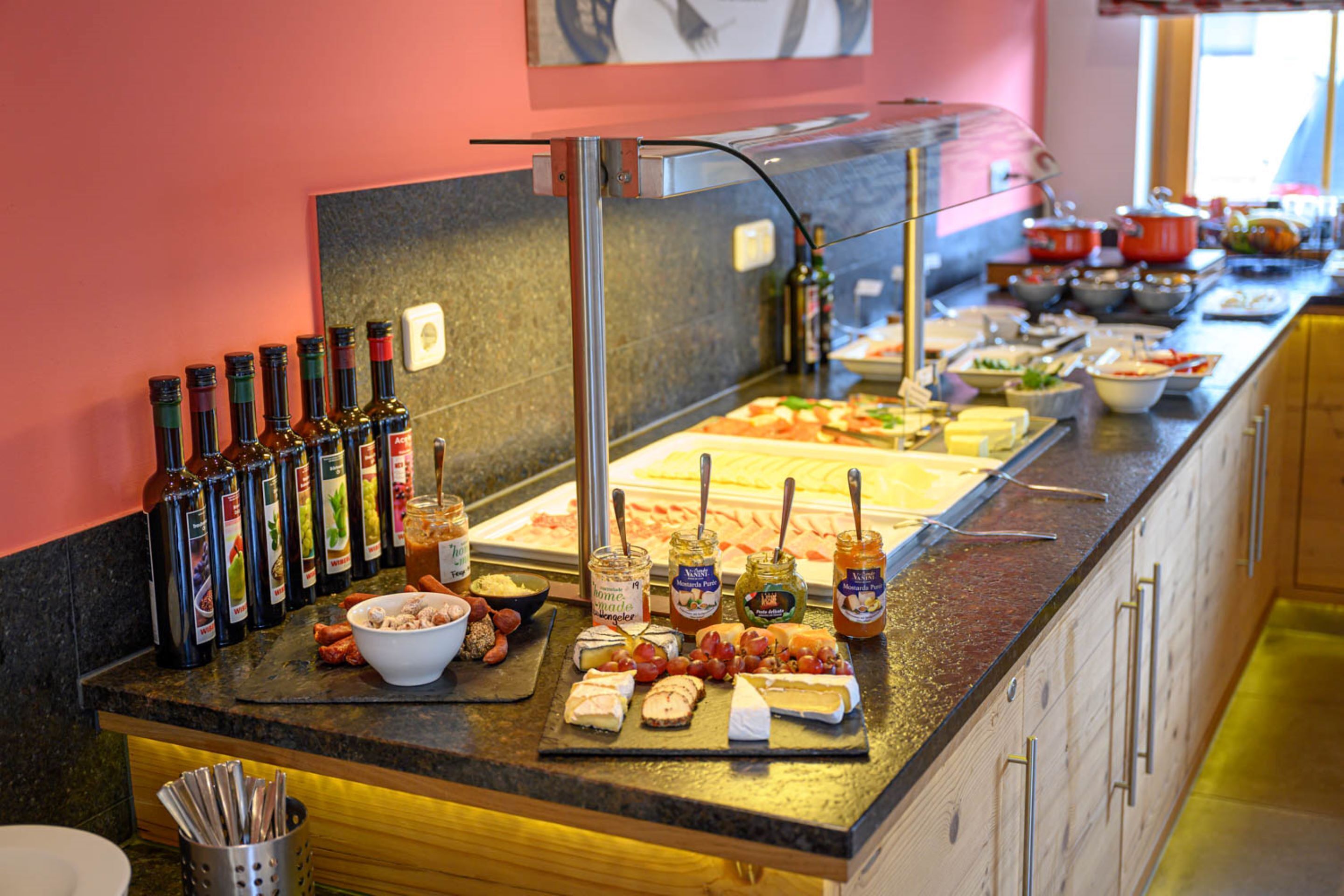 Buffet com diversos alimentos e acompanhamentos.