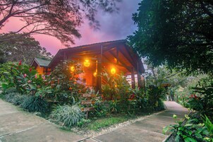 Pequenos-almoços, almoços, jantares servidos, com vista para o jardim