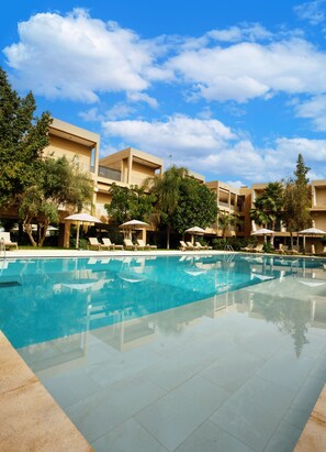 Piscina exterior, guarda-sóis, espreguiçadeiras