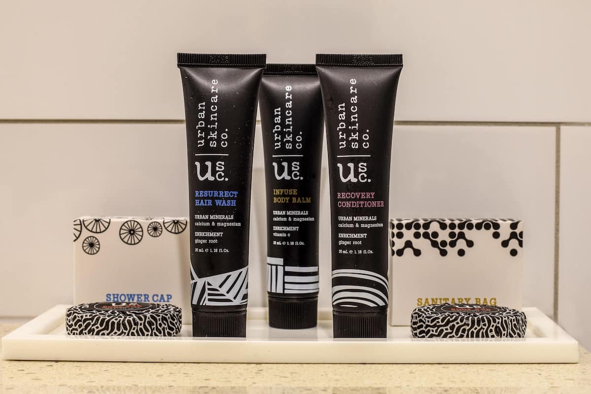 Roupa de alta qualidade, camas de colchão pillowtop, minibar