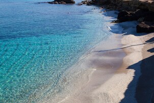 Uma praia privada nas proximidades, espreguiçadeiras 