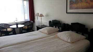 Quarto Twin Comfort | 1 quarto, cofre no quarto, cortinas/cortinados opacos