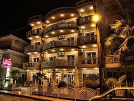 Fachada da propriedade à noite