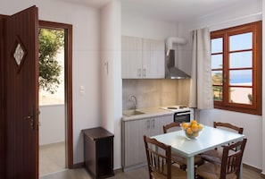 Geladeira, fogão, cooktop, cafeteira/chaleira