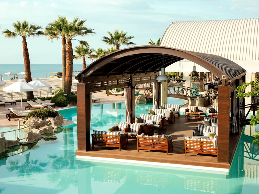 Piscina interior, piscina exterior sazonal, guarda-sóis