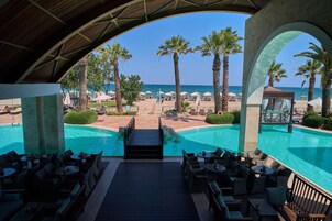 Piscina interna, piscina externa sazonal, guarda-sóis, espreguiçadeiras