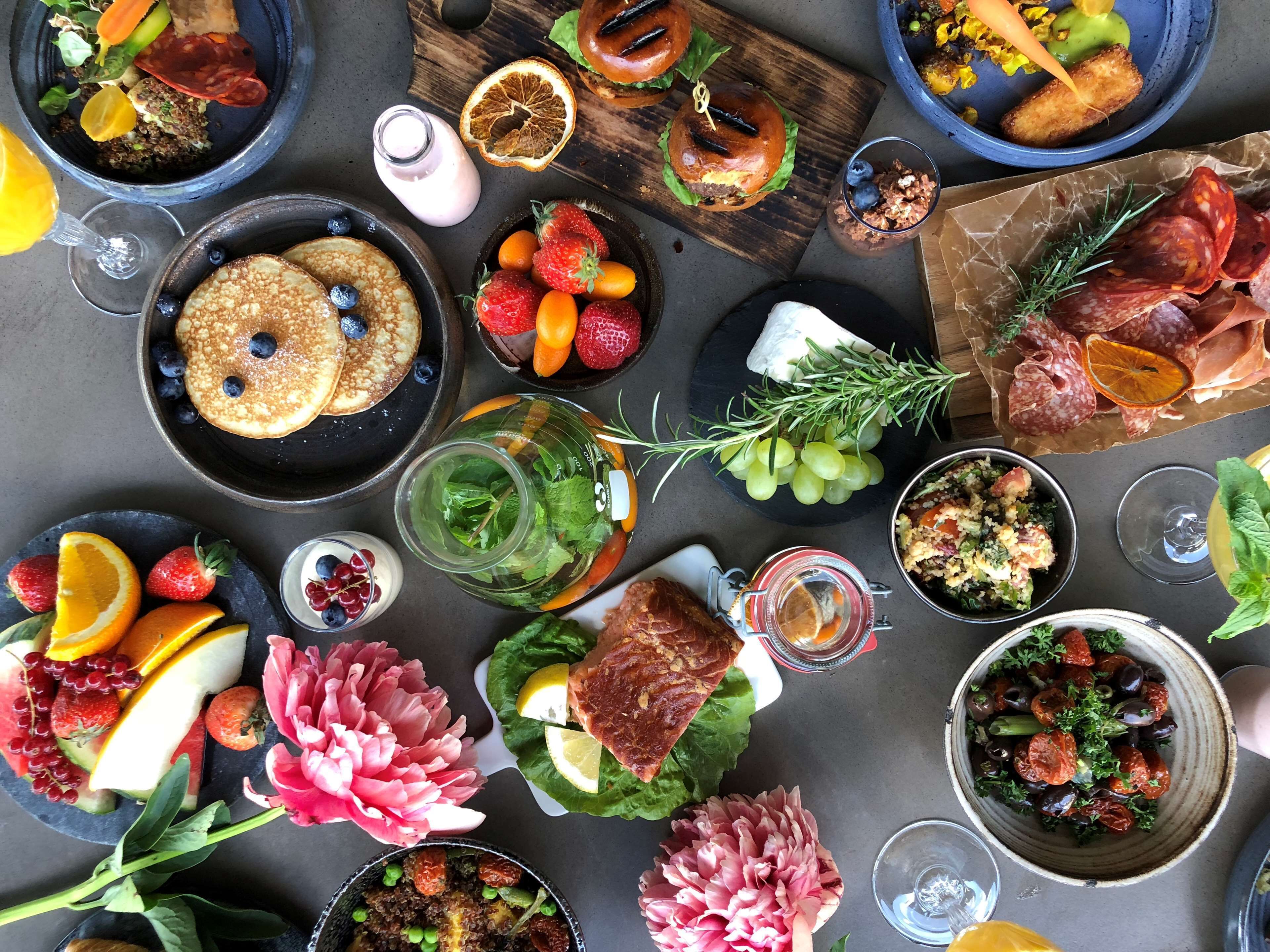 Diversos alimentos e bebidas dispostos sobre uma mesa.