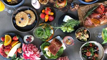 Diversos alimentos e bebidas dispostos sobre uma mesa.