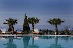 Piscina interior, piscina exterior, guarda-sóis, espreguiçadeiras