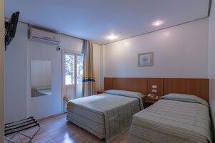 Quarto triplo standard | Frigobar, cofres nos quartos, escrivaninha