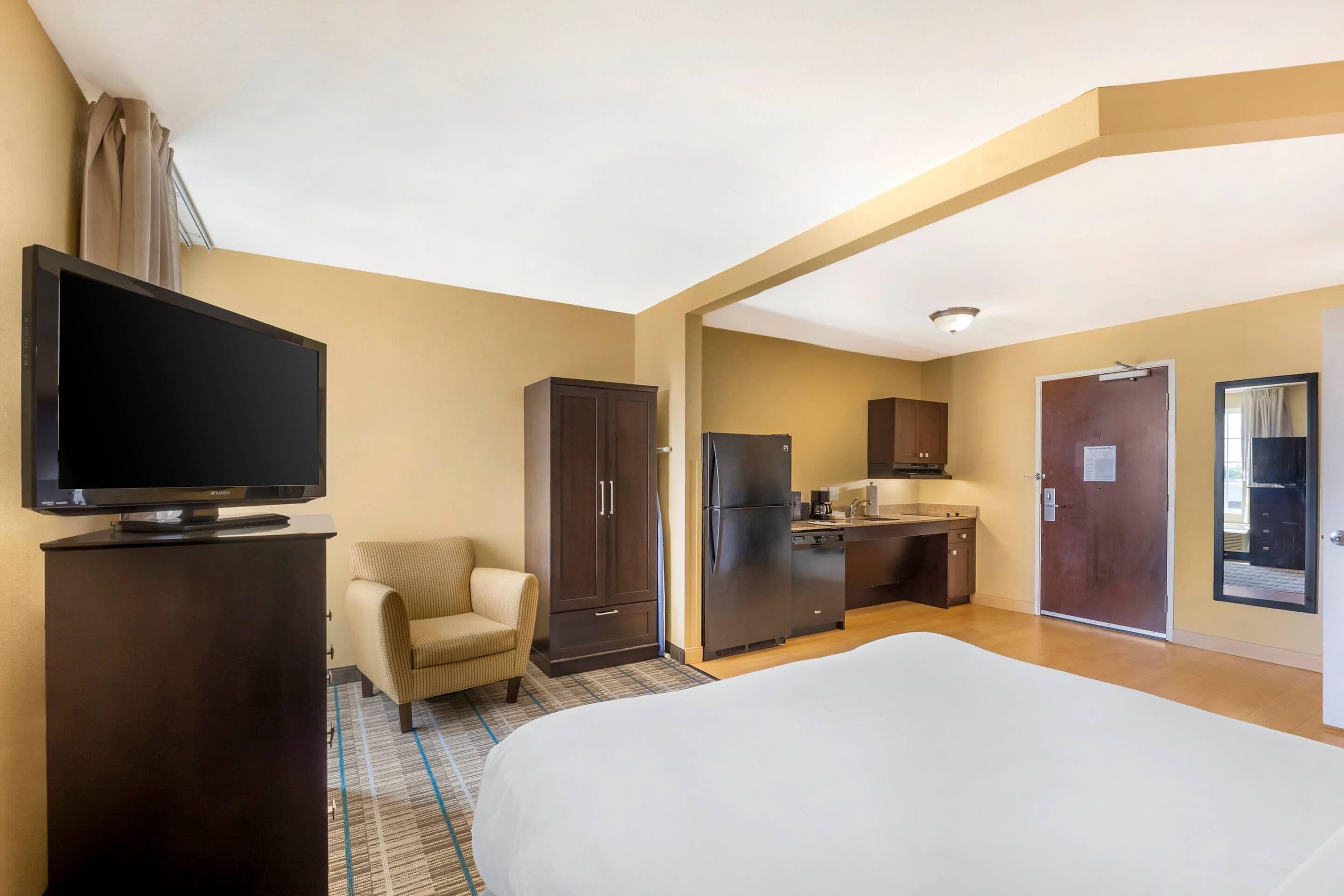 Escrivaninha, cortinas blackout, ferros/tábuas de passar roupa