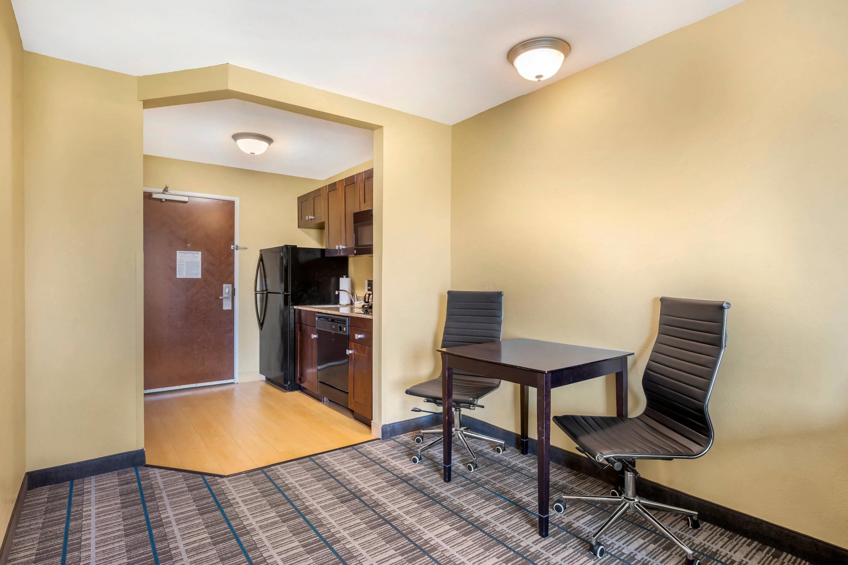 Escrivaninha, cortinas blackout, ferros/tábuas de passar roupa