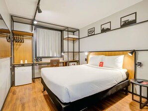 Apartamento standard, 1 cama de casal | Frigobar, cofres nos quartos, escrivaninha, quartos à prova de som