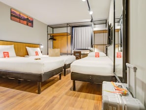 Apartamento standard, 3 camas de solteiro | Frigobar, cofres nos quartos, escrivaninha, quartos à prova de som