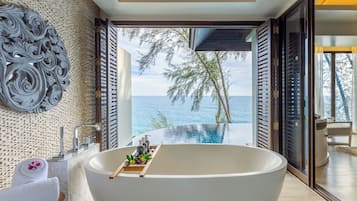 Vila superluxo, 1 quarto (Pool) | Banheiro | Banheira e chuveiro separados, banheira de imersão