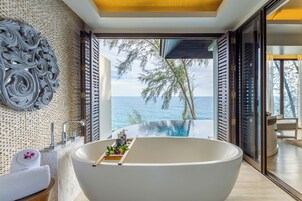 Vila superluxo, 1 quarto (Pool) | Banheiro | Banheira e chuveiro separados, banheira de imersão
