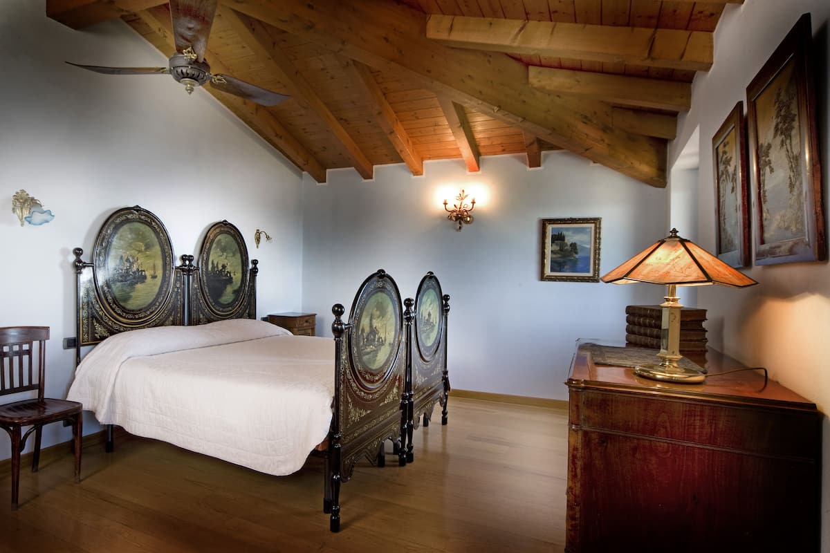 Quarto casal, vista para o lago | Lençóis italianos Frette, Wi-Fi de cortesia, individualmente decorados