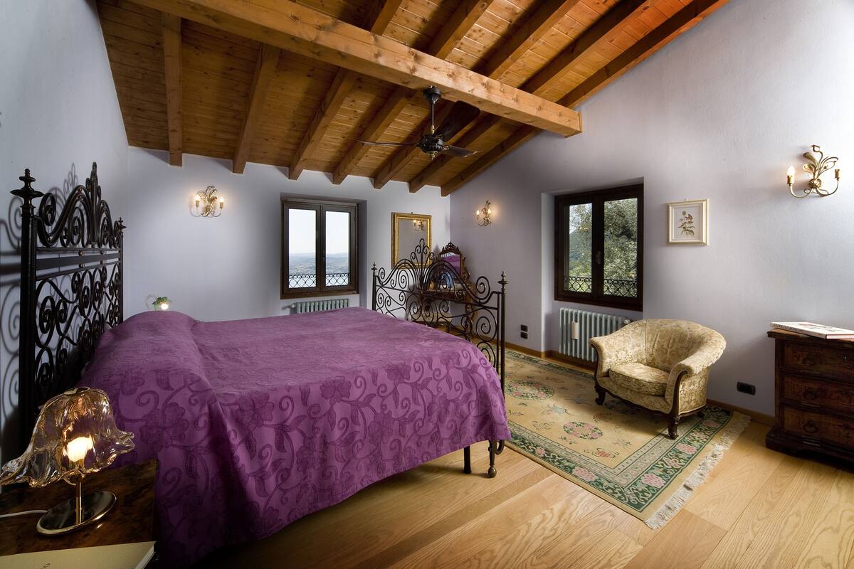 Quarto casal clássico de uso individual, vista para o lago | Lençóis italianos Frette, Wi-Fi de cortesia, individualmente decorados