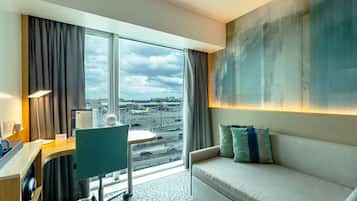 Quarto standard, 1 cama Queen e sofá-cama (Airport View) | 1 quarto, cofres nos quartos, escrivaninha
