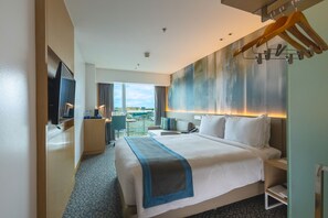 Quarto Standard, 1 cama queen-size e sofá-cama (Airport View) | Cofre no quarto, secretária