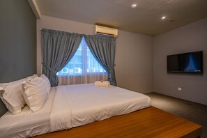 Quarto casal luxo, 1 cama Queen | Cofres nos quartos, escrivaninha, espaço de trabalho para notebook
