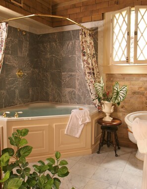 Carriage house Suite 1 | Casa de banho | Artigos de higiene pessoal grátis, toalhas fornecidas 