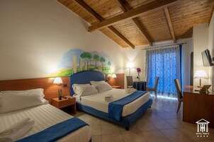 Camas com colchões pillow-top, frigobar, individualmente decorados