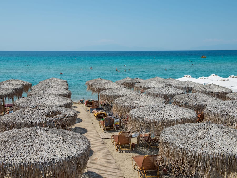 Perto da praia, espreguiçadeiras, guarda-sóis de praia, bares na praia