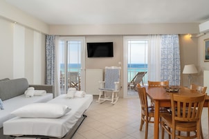 Suíte, vista para o mar (4 People, Hotel Building) | Área de estar | TV
