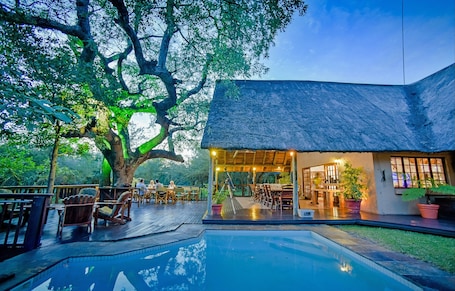 Fachada da propriedade à noite. Needles Lodge