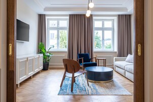 Suite with view | Sala de estar | Televisor de 70 cm com canais por cabo 