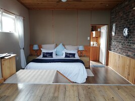 Quarto casal ou duplo básico, sacada (Seastar) | Camas com colchões de espuma com sistema de memória, cofres nos quartos