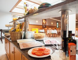 Café da manhã com buffet todos os dias (EUR 7 por pessoa) 