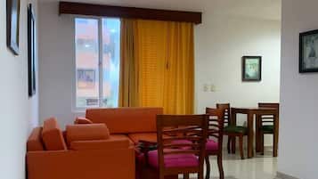 Suíte júnior, 1 cama de casal | Área de estar | Smart TV 32 polegadas com canais a cabo, TV