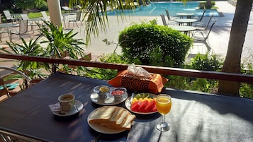 Pequeno-almoço inglês diário mediante uma taxa 