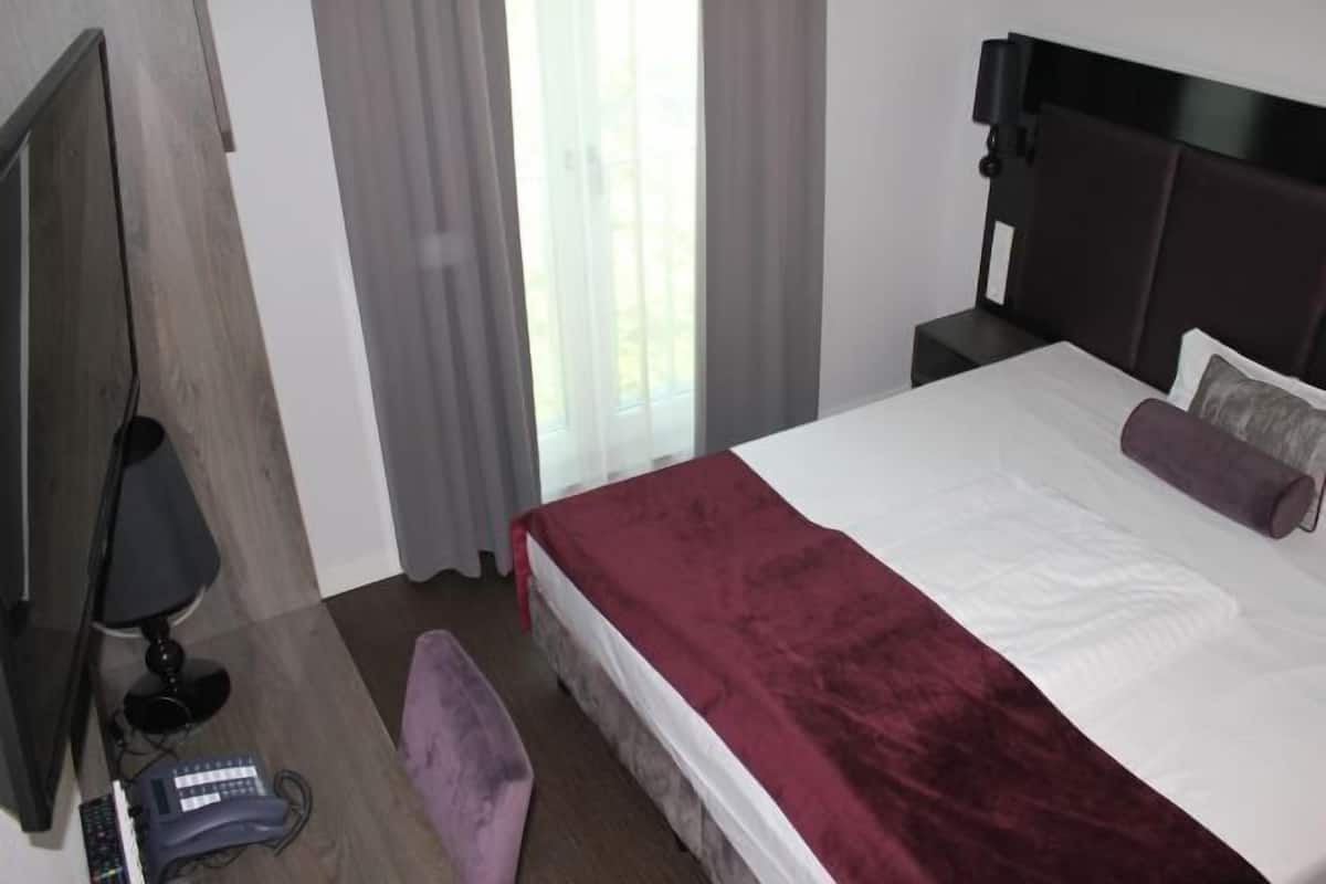 Roupas de cama antialérgicas, escrivaninha, Wi-Fi de cortesia