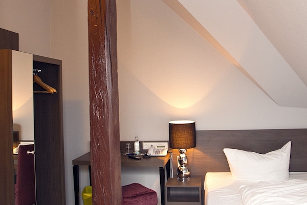 Roupas de cama antialérgicas, escrivaninha, Wi-Fi de cortesia