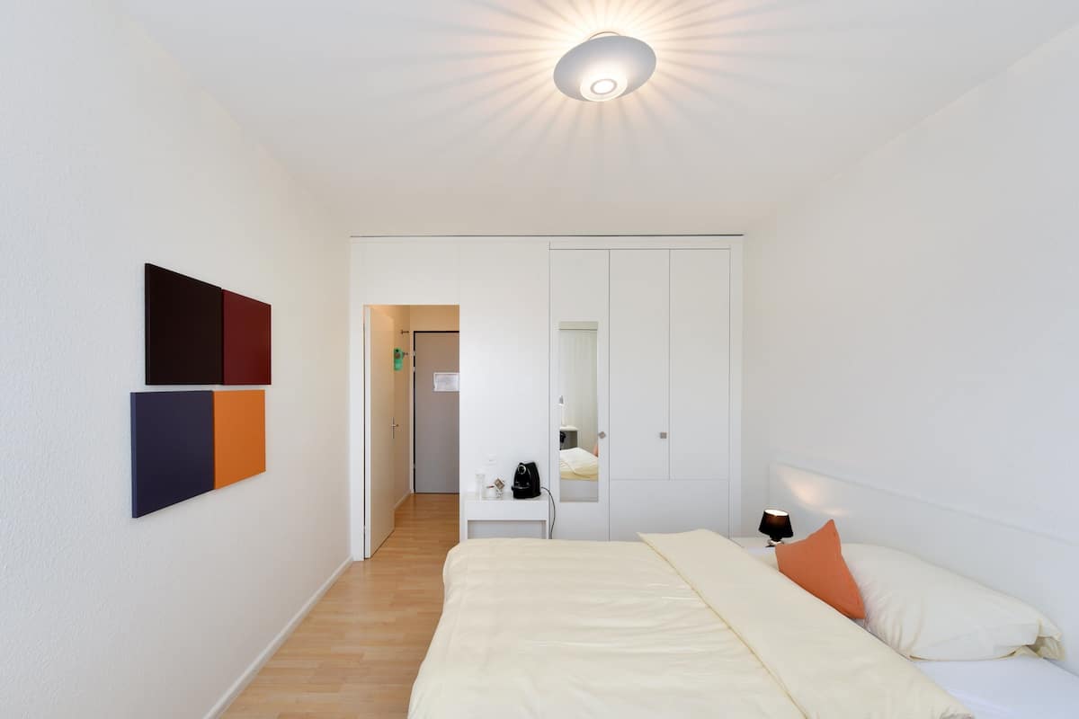 Quarto Individual Comfort | Secretária, Wi-fi grátis