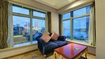 Quarto Quádruplo Familiar | Sala de estar | Televisor LCD