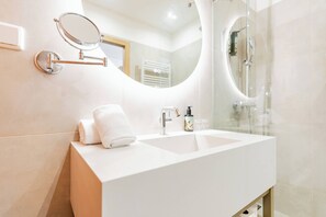 3 Person Family Triple Room Ensuite | Casa de banho | Artigos de higiene pessoal grátis, um secador de cabelo 