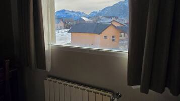 Quarto triplo luxo | Cofres nos quartos, escrivaninha, espaço de trabalho para notebook