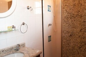 Suíte standard (pagamento só em dinheiro) | Banheiro | Chuveiro, produtos de toalete grátis, toalhas de banho 